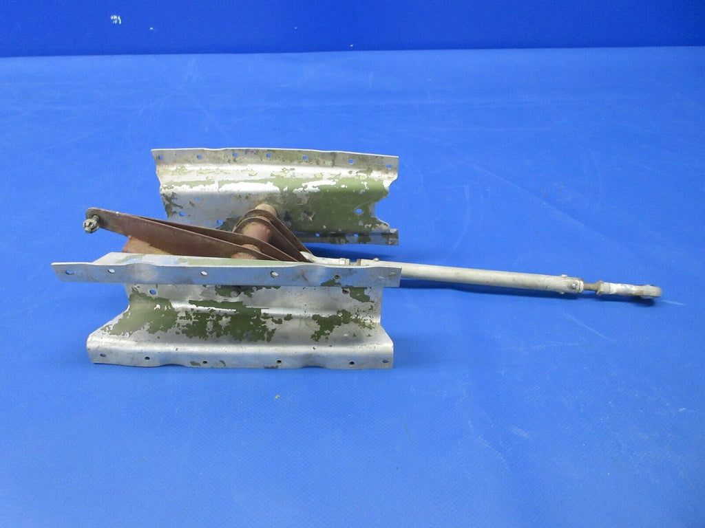 Cessna 210 Aileron Bellcrank Assy LH w/ Brackets & Rod P/N 1221087-1 ...