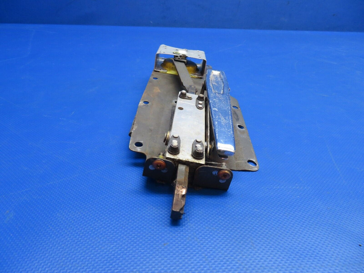 Cessna 180 / 180K Cabin Door Latch Assy RH P/N 1511205-17 (0724-1834 ...