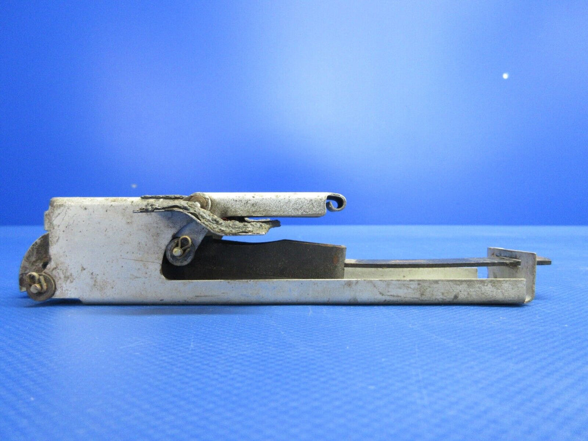 Piper PA28-140 Cherokee Cabin Door Latch Handle Assy P/N 68188-00 (032 ...