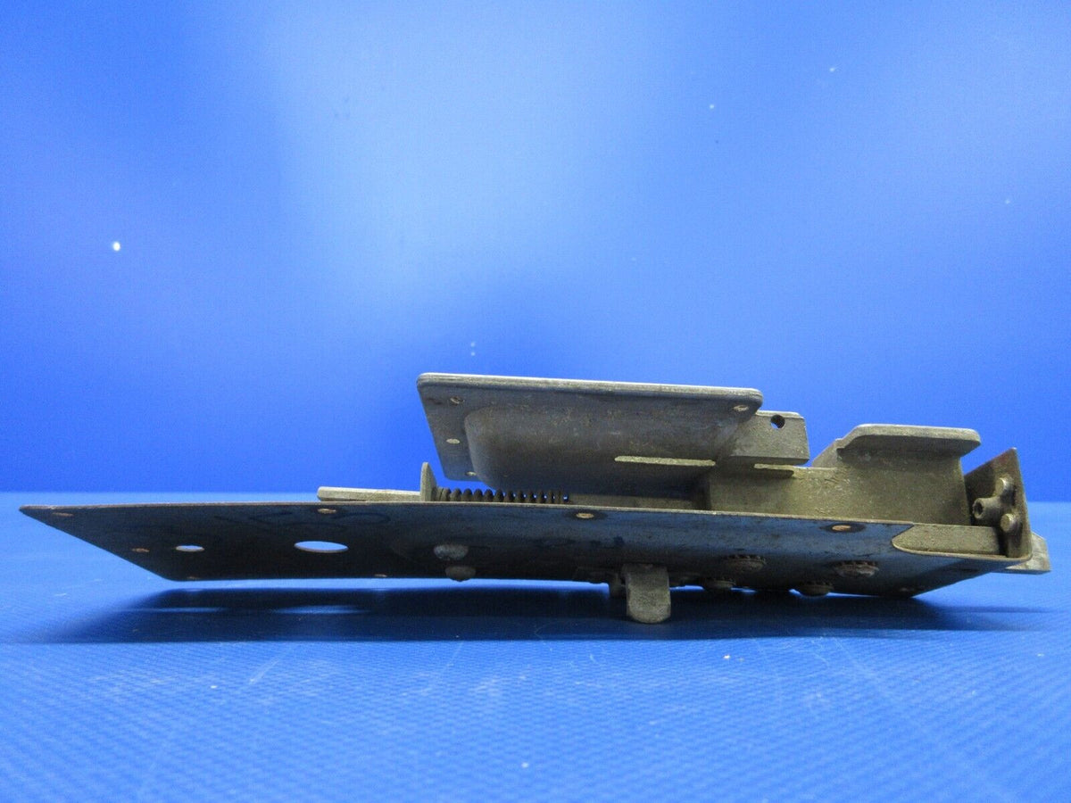 Cessna 150 Cabin Door Latch Assembly RH P/N 0413387-4 FOR PARTS (0324 ...